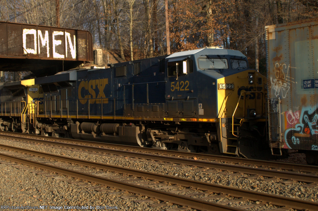CSX ES40DC 5422 trails on Q300-12